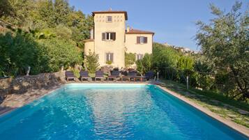 Piscina exterior sazonal, guarda-sóis, espreguiçadeiras