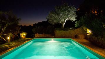 Piscina exterior sazonal, guarda-sóis, espreguiçadeiras