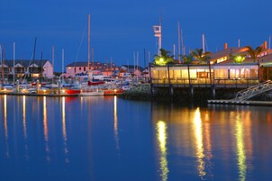 Fachada da propriedade à noite