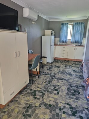 Roupas de cama premium, camas Select Comfort, escrivaninha