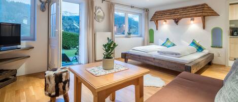 Apartamento superior, cozinha (Living Room) | Cofres nos quartos, individualmente mobiliados, escrivaninha