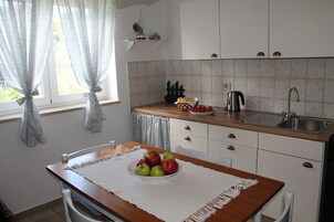 One Bedroom Apartment for 3 people | Cozinha privada | Um frigorífico, uma cafeteira/bule, uma chaleira elétrica 