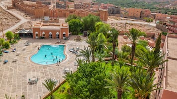 Piscina exterior, espreguiçadeiras