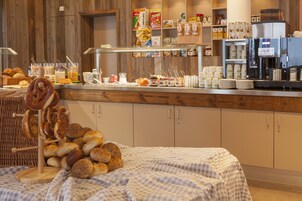 Café da manhã com buffet grátis todos os dias