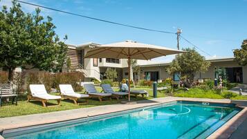 Piscina exterior, guarda-sóis, espreguiçadeiras