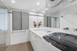 Apartamento superior, 2 quartos | Banheiro | Secador de cabelo, toalhas de banho