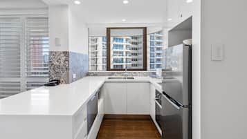 Apartamento Superior, 1 quarto | Cozinha privada | Um frigorífico, um micro-ondas, um forno, uma placa de cozinha