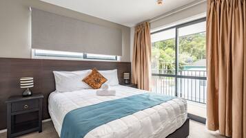 Apartamento Superior, 2 quartos (Blue Dolphin Block) | Com decoração personalizada, com mobília individualizada