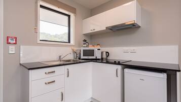 Apartamento Superior, 2 quartos (Blue Dolphin Block) | Kitchenette privada | Minifrigorífico, um micro-ondas, uma cafeteira/bule, uma torradeira