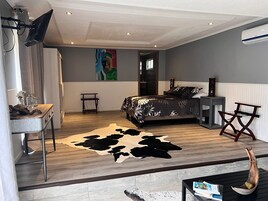 Quarto Deluxe | Roupa de alta qualidade, camas de colchão viscoelástico, minibar 