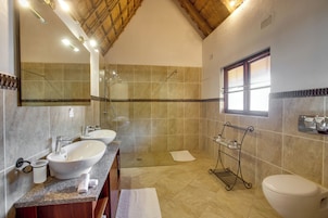 Quarto Duplo Deluxe, casa de banho anexa | Casa de banho | Um polibã, toalhas fornecidas, sabão, champô