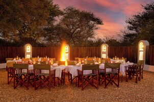 Pequenos-almoços, almoços, jantares servidos, com vista para o jardim 