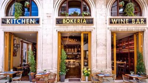 Um edifício com três vitrines identificadas como 'KITCHEN', 'BOKERIA' e 'WINE BAR'.