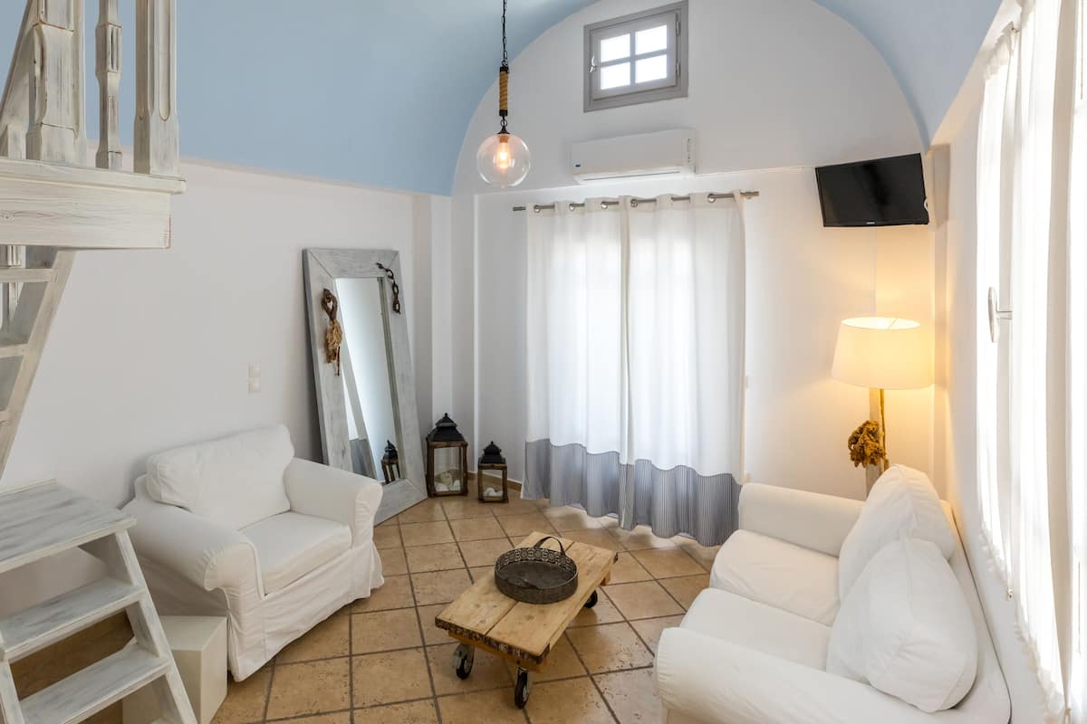 Traditional Dome with Sea view | Cofre no quarto, ferro/tábua de engomar, Wi-fi grátis