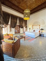 Suite (Royal Menzah) | Minibar, cofre no quarto, com decoração personalizada 