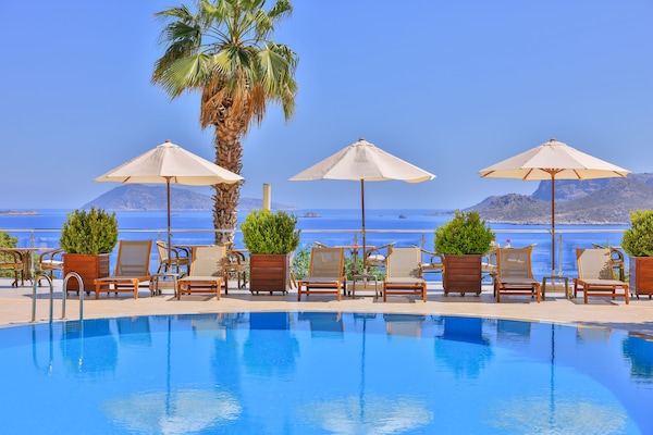 3 piscinas externas, guarda-sóis, espreguiçadeiras