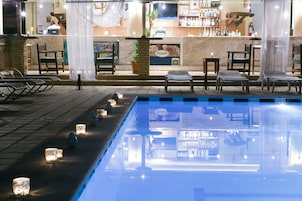 Piscina externa sazonal, funciona das 10h às 18h, guarda-sóis