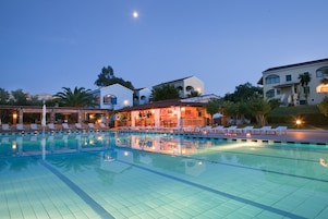 Piscina externa sazonal, funciona das 10h às 18h, guarda-sóis