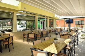 Café da manhã, almoço e jantar; culinária local, vistas para o jardim
