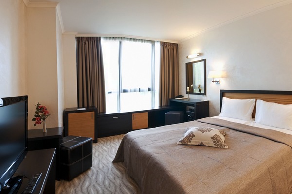 Quarto casal | Roupas de cama premium, frigobar, cofres nos quartos