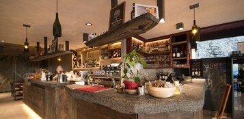 Este bar de cocktails, com vista para o jardim, aberto diariamente 