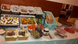 Café da manhã com buffet grátis todos os dias