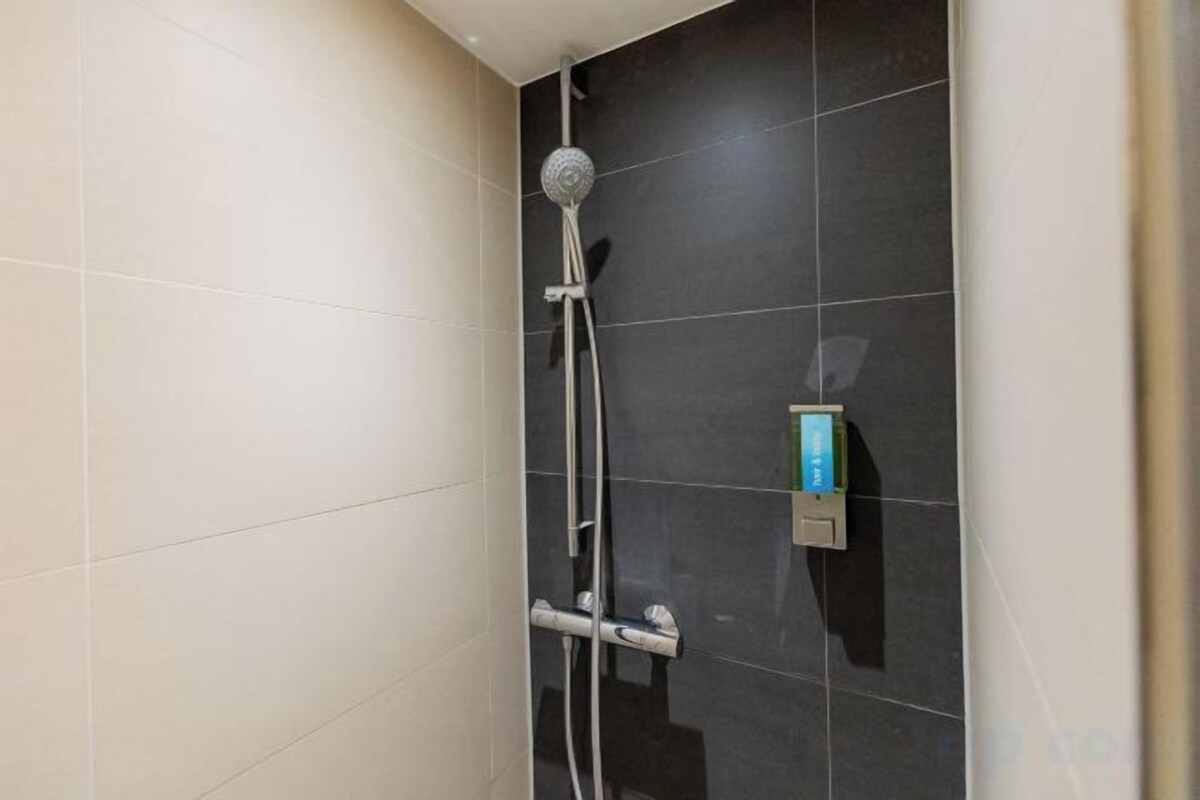 Banheiro | Chuveiro, secador de cabelo, toalhas de banho 