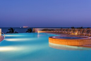 4 piscinas exteriores, da(s) 9:00 à(s) 19:00, guarda-sóis