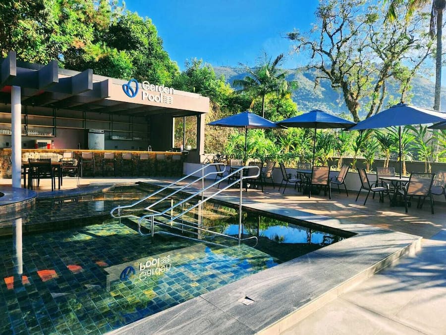 Piscina interna, funciona das 10h às 22h, guarda-sóis, espreguiçadeiras