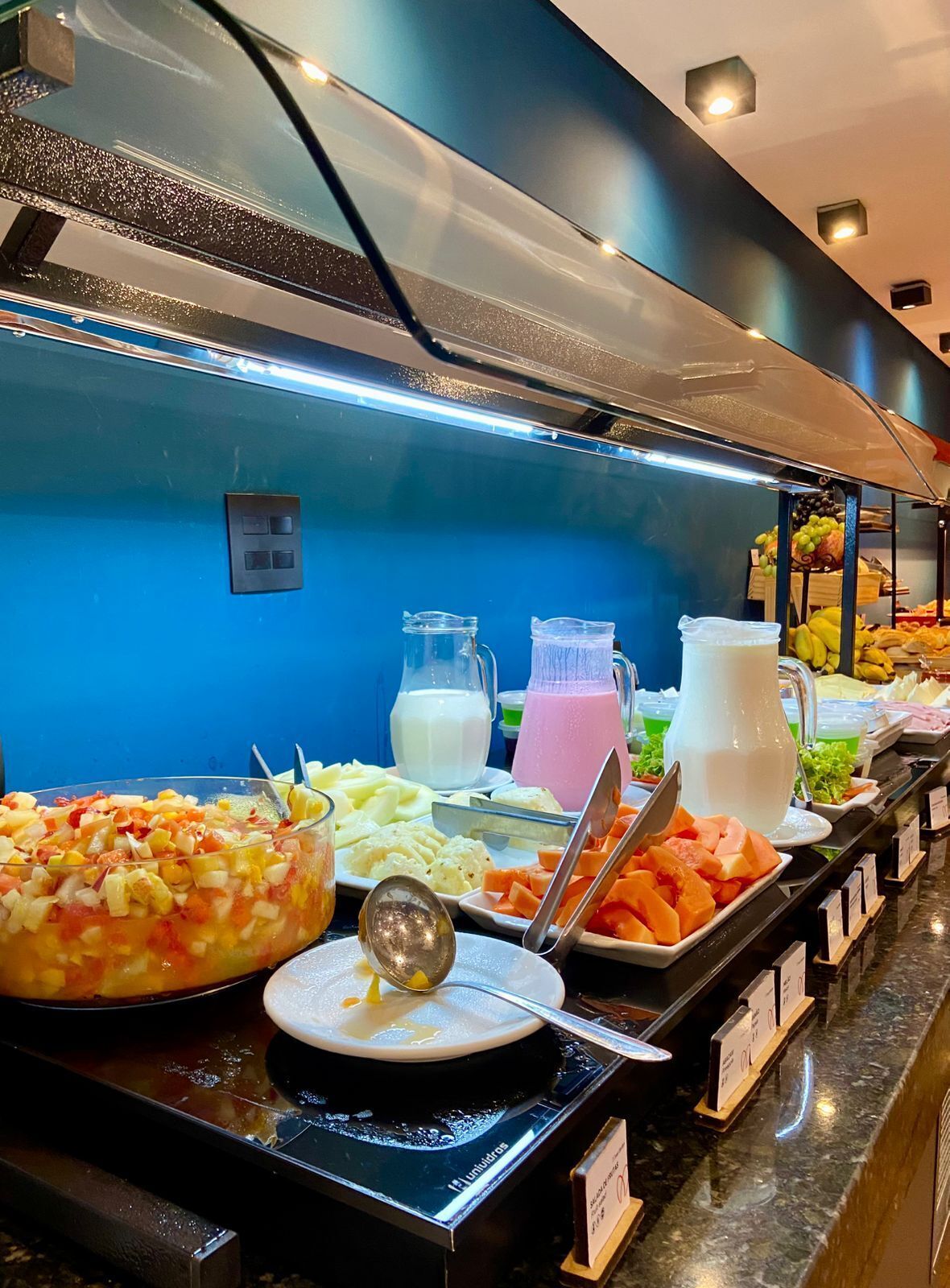 Um buffet com diversos alimentos e bebidas.