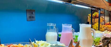 Um buffet com diversos alimentos e bebidas.