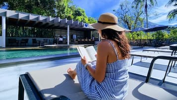 Piscina interior, da(s) 10:00 à(s) 22:00, guarda-sóis, espreguiçadeiras