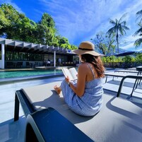 Piscina interna, funciona das 10h às 22h, guarda-sóis, espreguiçadeiras