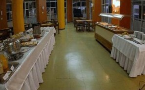 Café da manhã com buffet grátis todos os dias