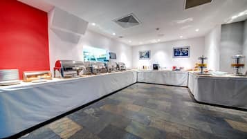Serviço de café da manhã, almoço, jantar; restaurante ao ar livre