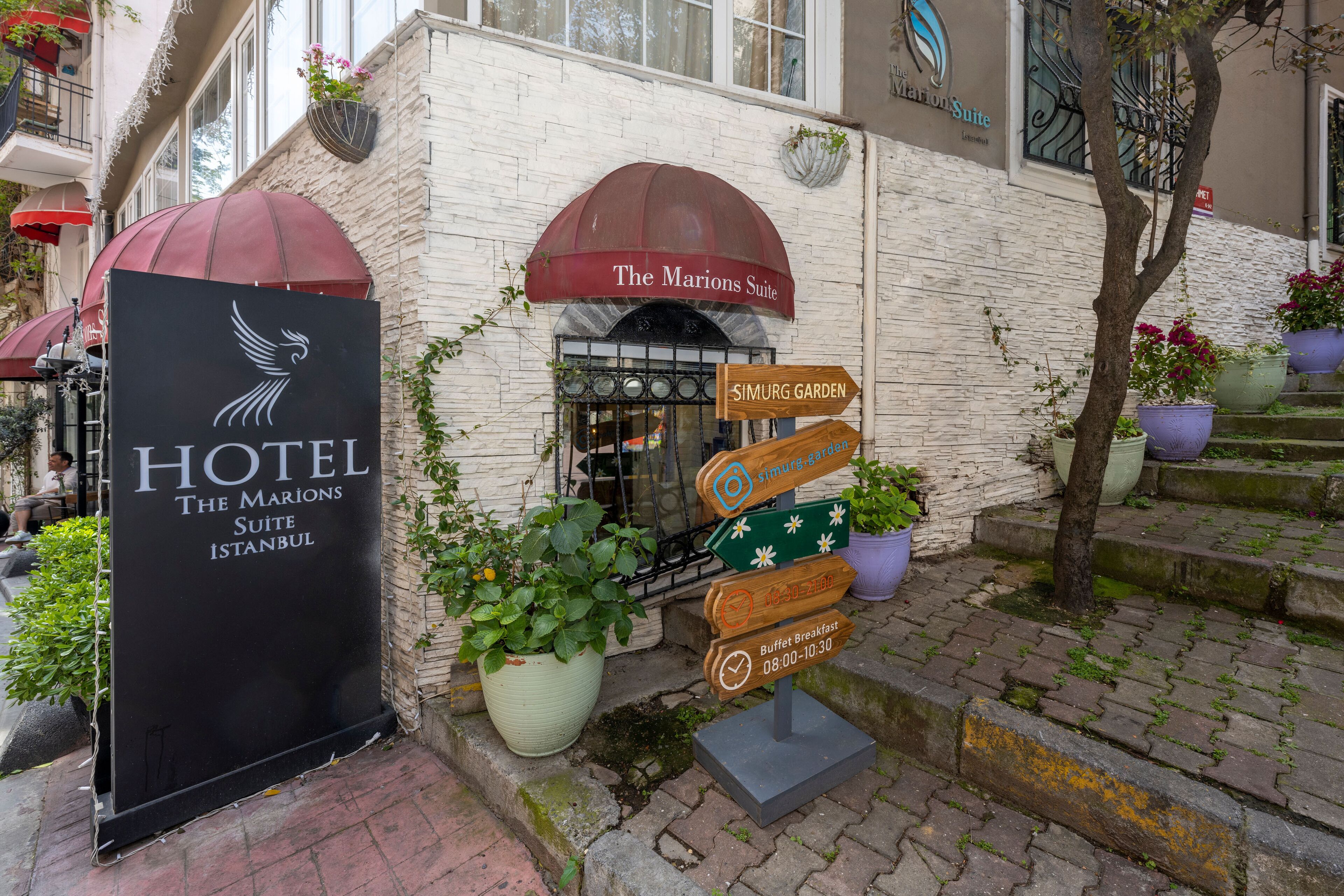 Fachada da propriedade à noite