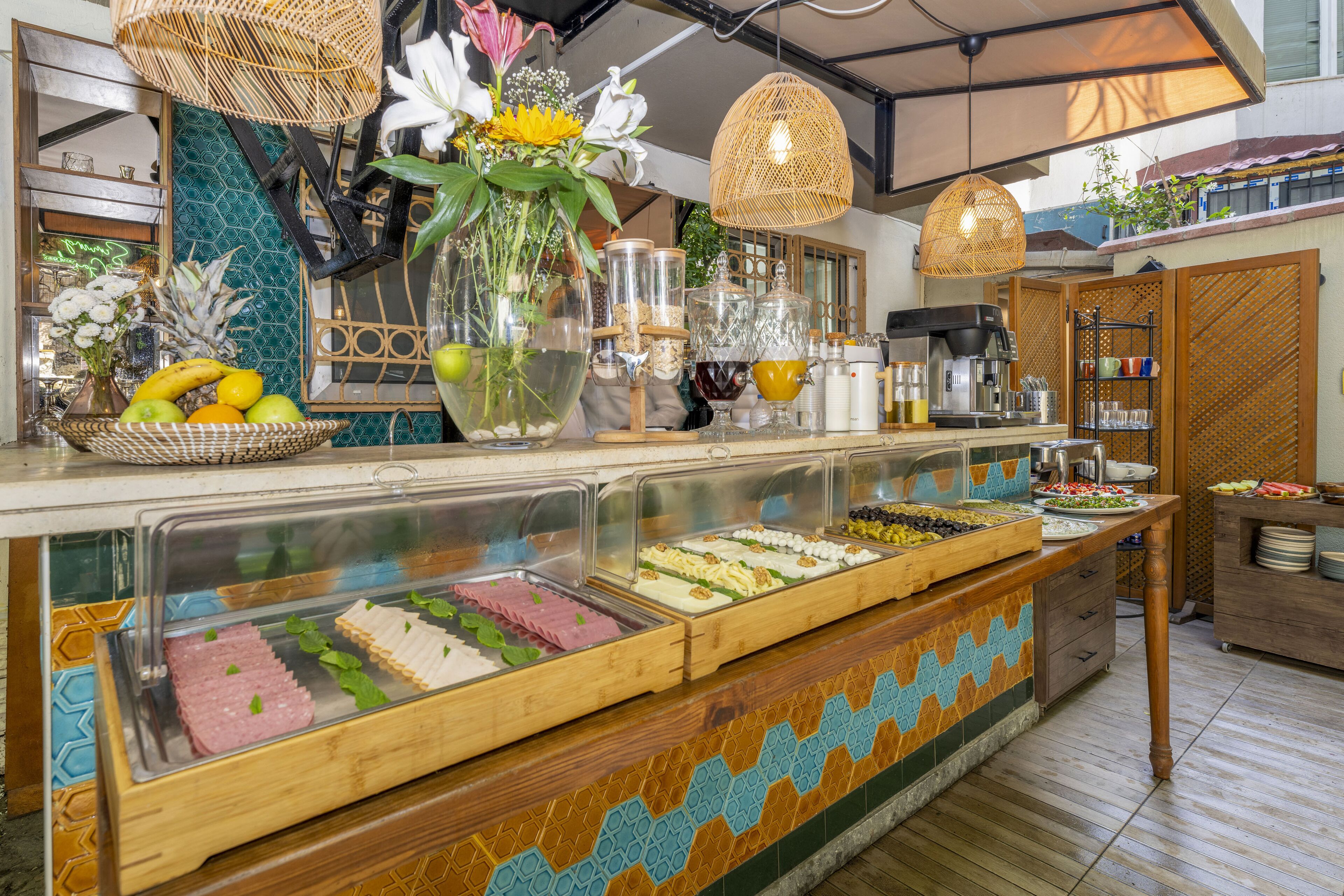 Café da manhã com buffet grátis todos os dias