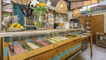 Café da manhã com buffet grátis todos os dias