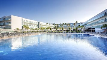 Piscina interior, piscina exterior, guarda-sóis, espreguiçadeiras