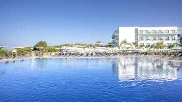 Piscina interior, piscina exterior, guarda-sóis, espreguiçadeiras