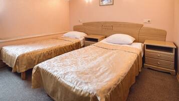 Quarto Twin Económico | Minibar, cofre no quarto, secretária, cortinas/cortinados opacos