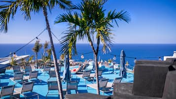 2 piscinas exteriores, guarda-sóis, espreguiçadeiras