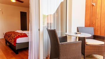 Quarto Duplo Superior, varanda | Cofre no quarto, secretária