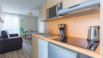 Apartamento, 2 quartos | Cozinha privada | Um frigorífico, um micro-ondas, uma cafeteira/bule, uma cadeira de bebé