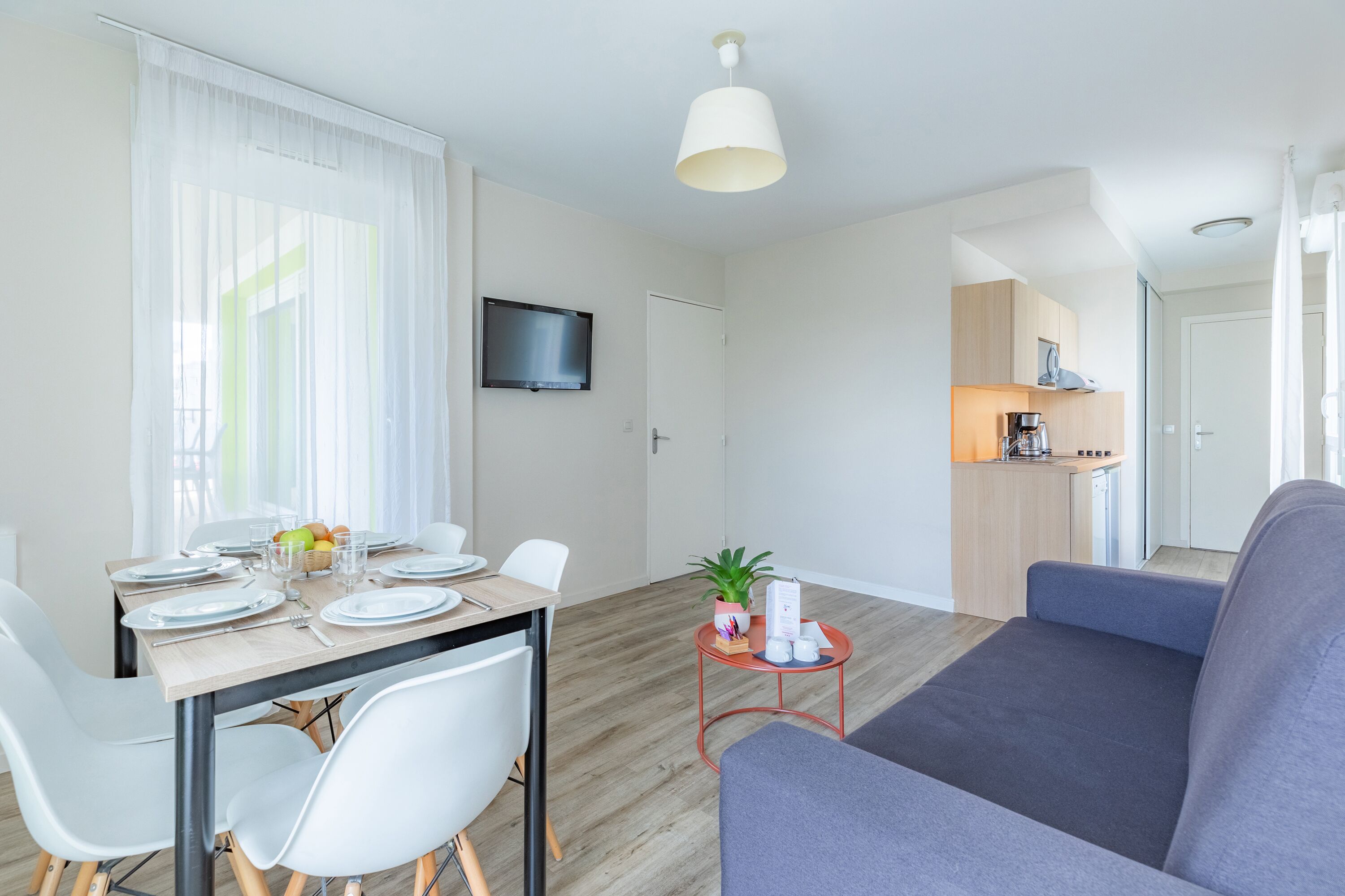 Apartamento, 2 quartos | Área de estar | TV de tela plana 42 polegadas com canais via satélite, TV