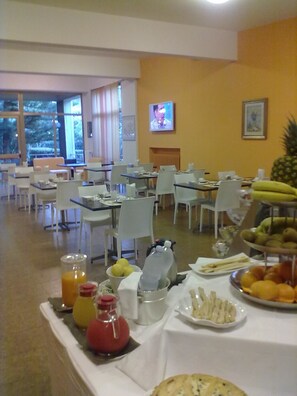 Pequeno-almoço tipo buffet diário incluído 