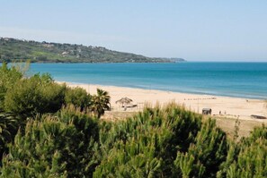 Uma praia privada nas proximidades, espreguiçadeiras 