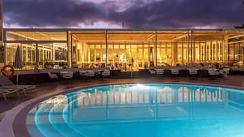 2 piscinas exteriores, da(s) 10:00 à(s) 18:00, guarda-sóis