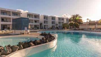 2 piscinas exteriores, da(s) 10:00 à(s) 18:00, guarda-sóis