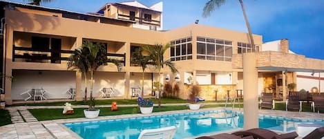 Piscina exterior, espreguiçadeiras